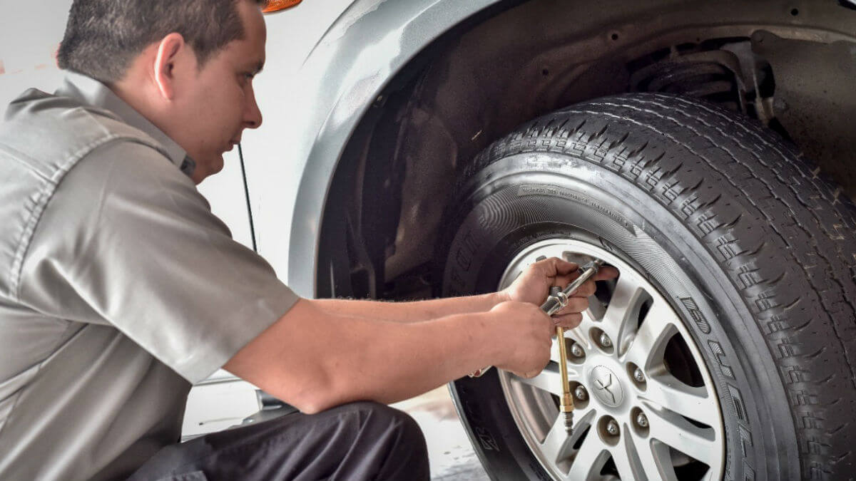 ¿Cómo se cambia un neumático de un automóvil? | Actualizado diciembre 2025